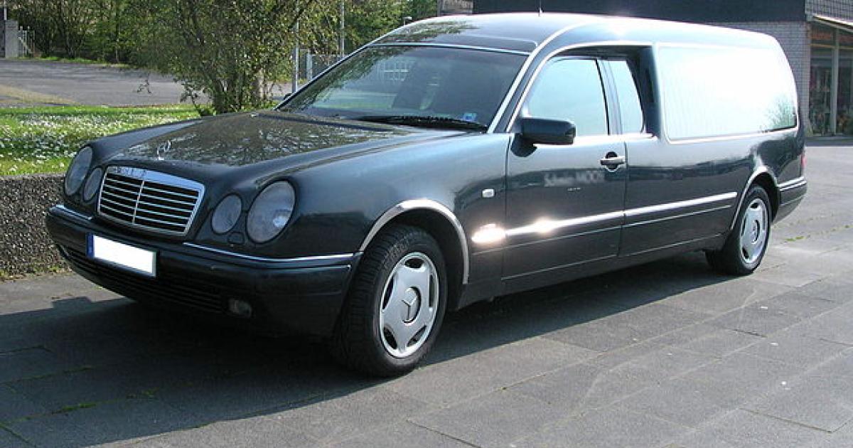 Tauet bort feilparkert likbil med lik i